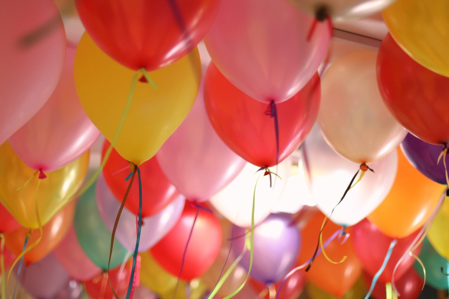 ¿Cómo inflar globos sin helio y que floten? - Mi Capricho